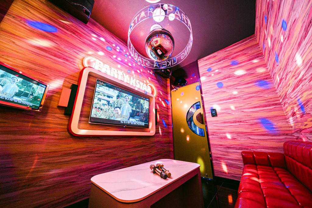 Karaoke box là gì? Cách setup phòng karaoke box chuyên nghiệp